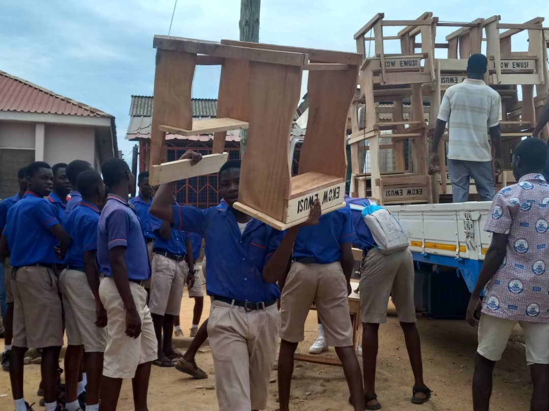 Ekow Ewusi rescues 600 pupils forced to learn without desks - Gnewsprime